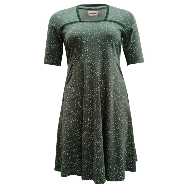 Lys grøn plus size kjole med prikker. Genkei Soft Green Spot | Amamiko